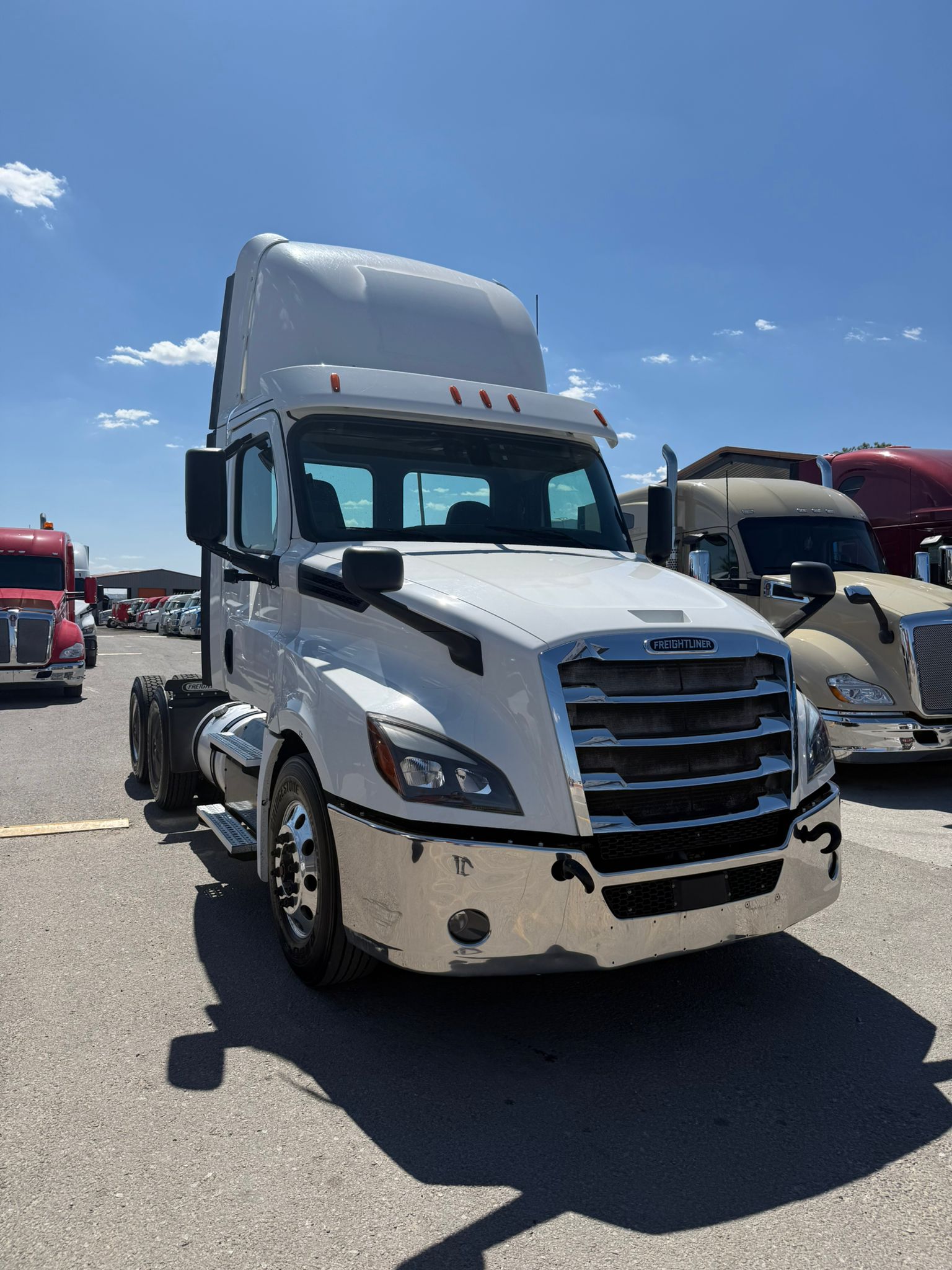 2019 FREIGHTLINER CASCADIA DAYCAB (WHITE) | Sun City Trucks Sales