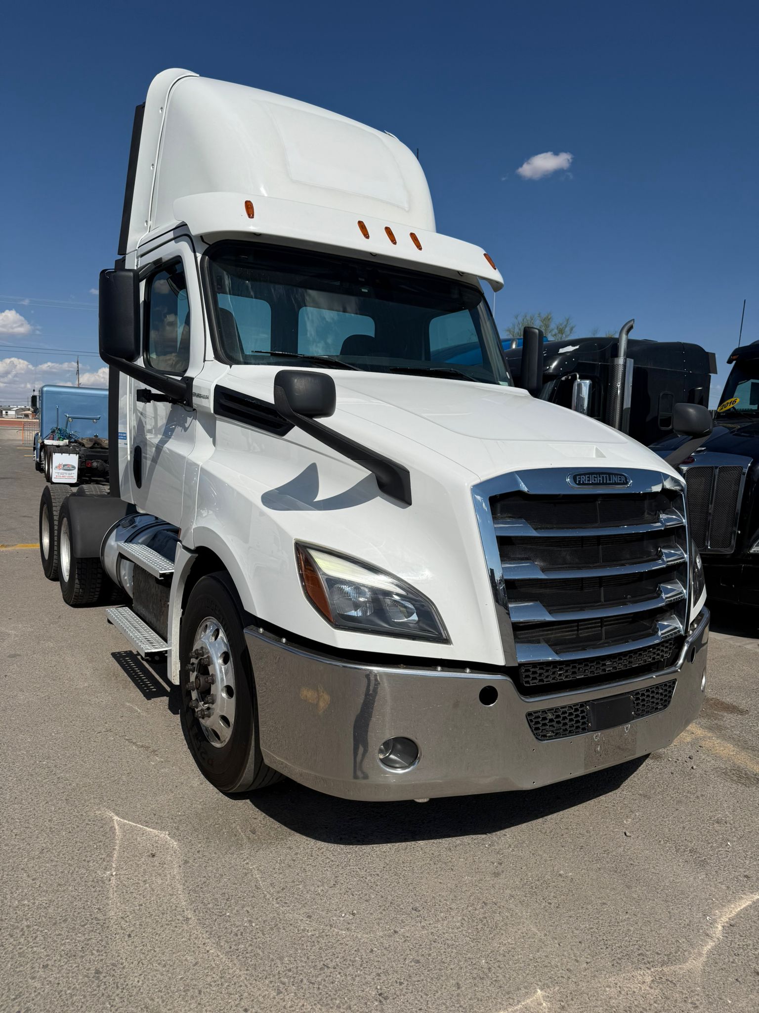 2020 FREIGHTLINER CASCADIA DC (WHITE) | Sun City Trucks Sales